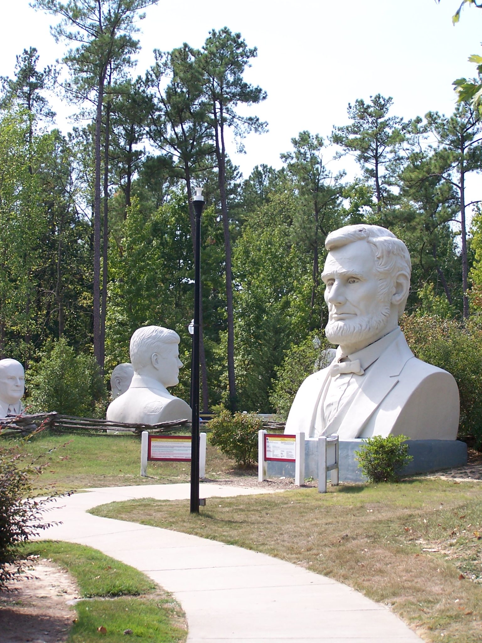 Really Big President Head Statues! - applegary.com
