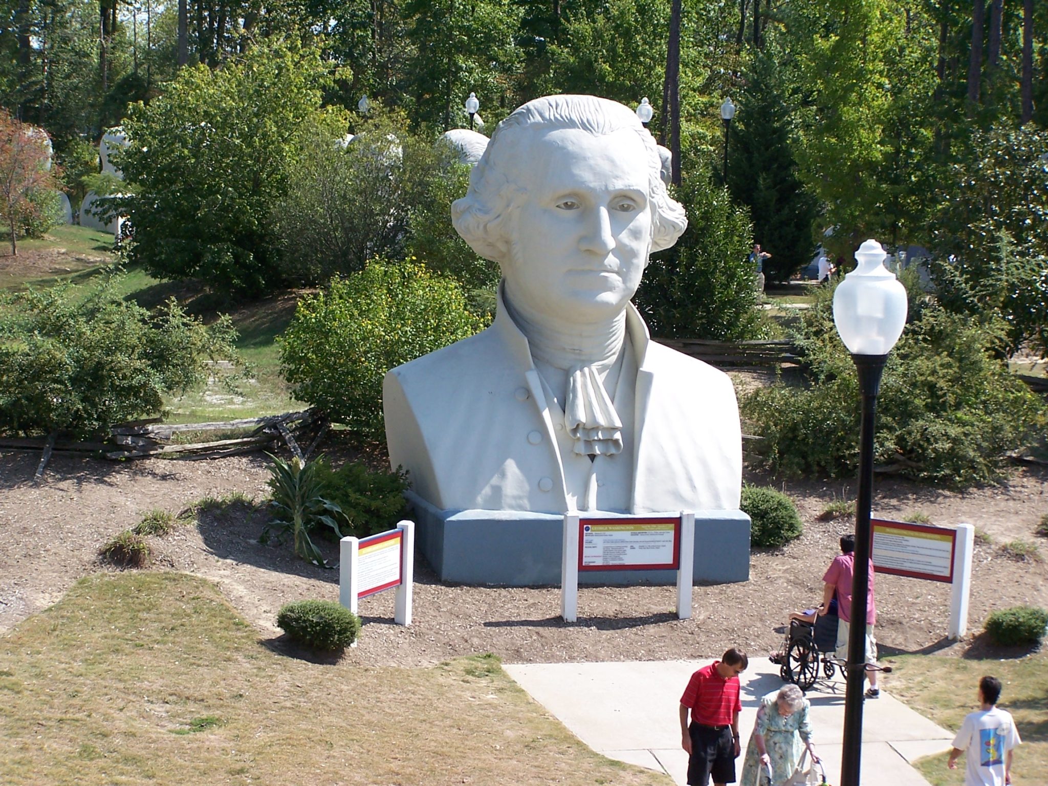Really Big President Head Statues! - applegary.com