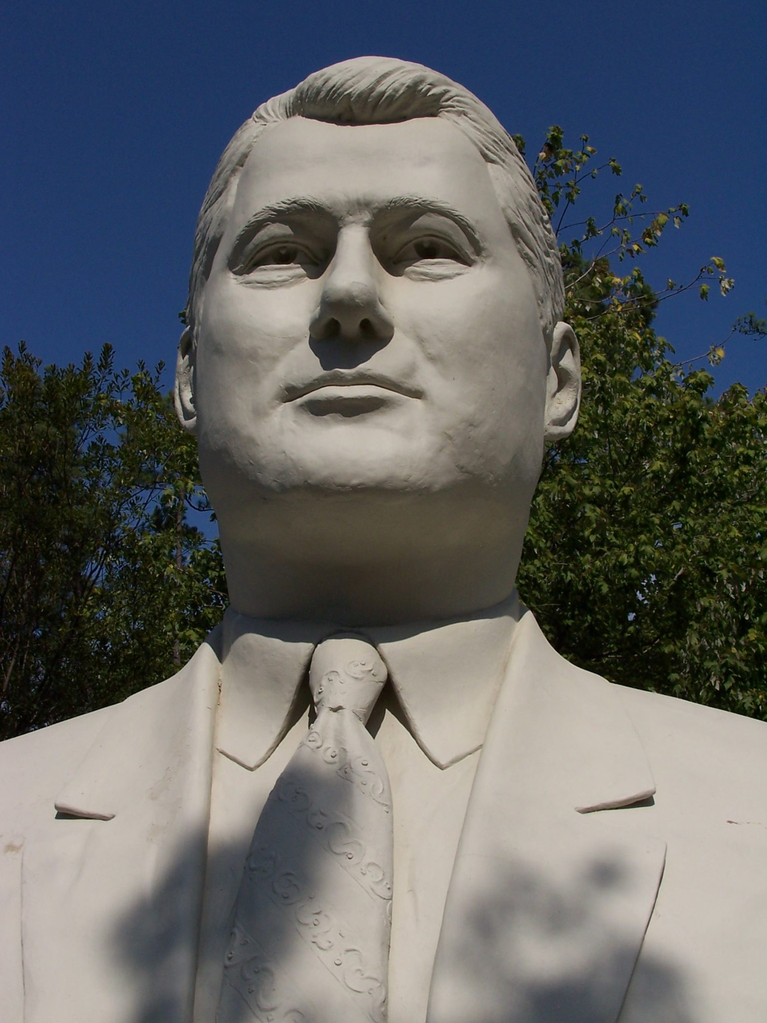 Really Big President Head Statues! - applegary.com