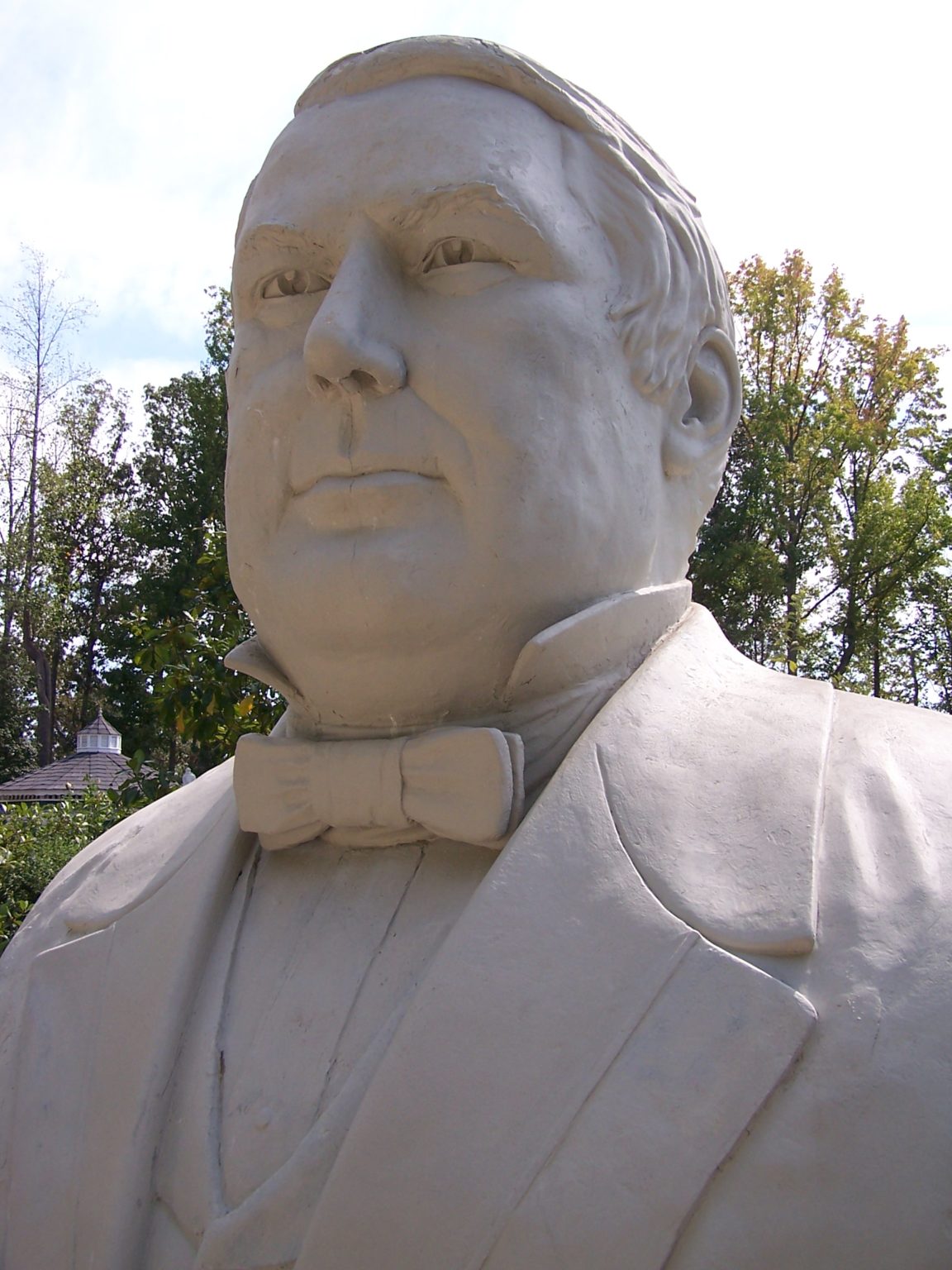 Really Big President Head Statues! - applegary.com